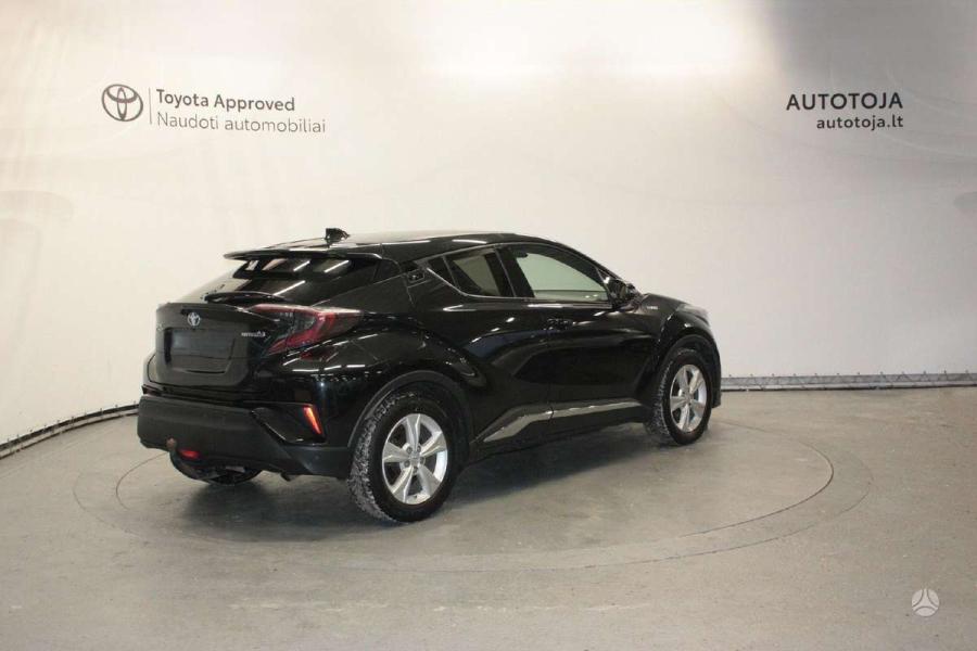 Black Toyota C-HR 2017 in Kaunas, with an engine capacity of 1.80 L and mileage of 117 thousand km for 18500 €, photo 2 on AUTOMOTO.COM.LV