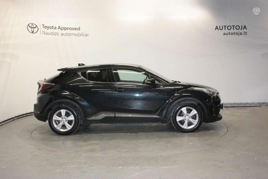 Black Toyota C-HR 2017 in Kaunas, with an engine capacity of 1.80 L and mileage of 117 thousand km for 18500 €, photo 16 on AUTOMOTO.COM.LV
