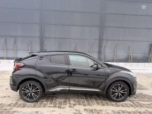 Black Toyota C-HR 2017 in Vilnius, with an engine capacity of 1.80 L and mileage of 128 thousand km for 16750 €, photo 4 on AUTOMOTO.COM.LV