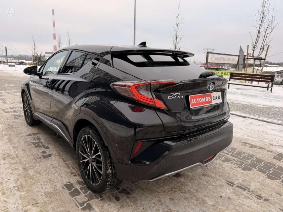 Black Toyota C-HR 2017 in Vilnius, with an engine capacity of 1.80 L and mileage of 128 thousand km for 16750 €, photo 7 on AUTOMOTO.COM.LV