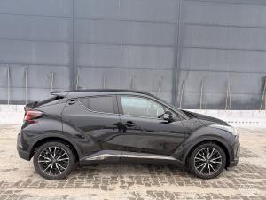Black Toyota C-HR 2017 in Vilnius, with an engine capacity of 1.80 L and mileage of 128 thousand km for 16750 €, photo 4 on AUTOMOTO.COM.LV
