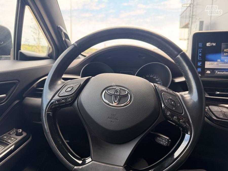 Melns Toyota C-HR 2017 Viļņa, ar dzinēja tilpumu 1.80 L un nobraukumu 92 tūkst. km par 17650 €, foto 29 vietnē AUTOMOTO.COM.LV