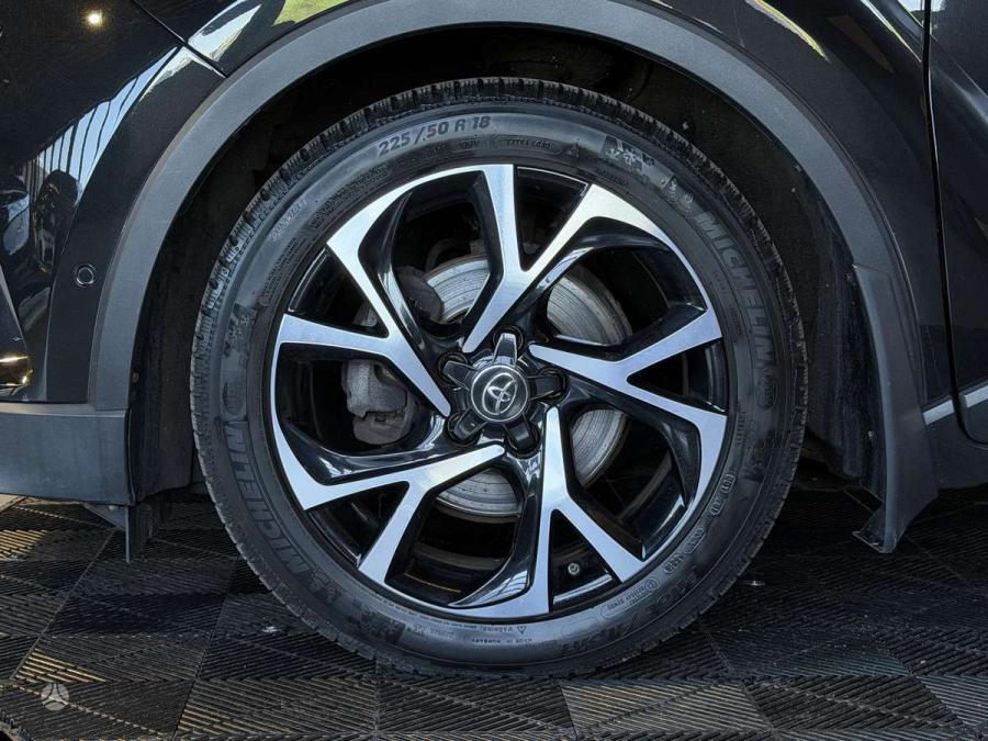 Черный Тойота C-HR 2017 в Каунас, объемом двигателя 1.80 л и пробегом 124 тыс. км за 17990 €, фото 8 на AUTOMOTO.COM.LV