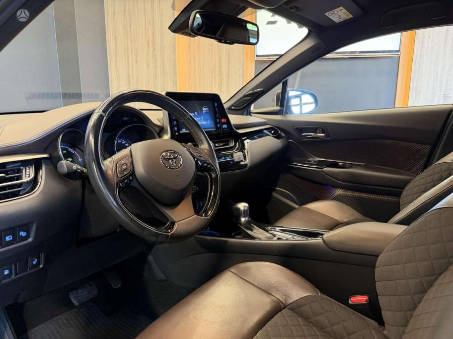Черный Тойота C-HR 2017 в Каунас, объемом двигателя 1.80 л и пробегом 124 тыс. км за 17990 €, фото 14 на AUTOMOTO.COM.LV