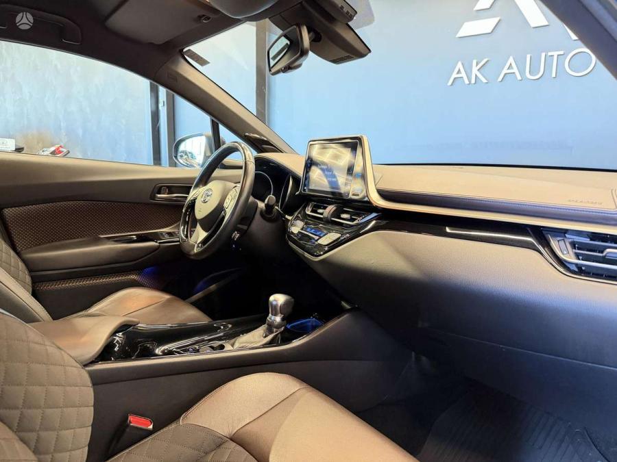 Черный Тойота C-HR 2017 в Каунас, объемом двигателя 1.80 л и пробегом 124 тыс. км за 17990 €, фото 19 на AUTOMOTO.COM.LV