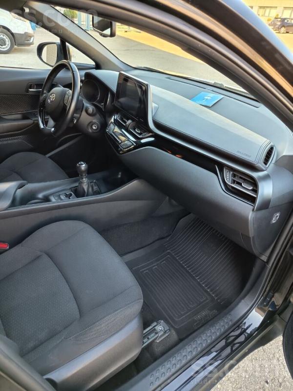 Black Toyota C-HR 2017 in Riga, with an engine capacity of 1.20 L and mileage of 140 thousand km for 16999 €, photo 4 on AUTOMOTO.COM.LV