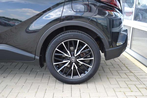 Melns Toyota C-HR 2017 Viļņa, ar dzinēja tilpumu 1.80 L un nobraukumu 151 tūkst. km par 17000 €, foto 7 vietnē AUTOMOTO.COM.LV