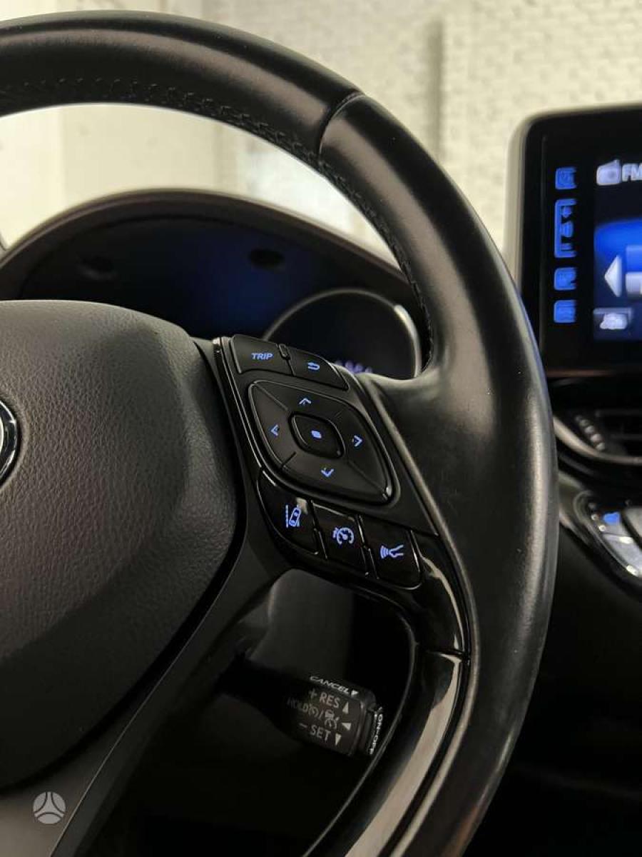 Черный Тойота C-HR 2017 в Клайпеда, объемом двигателя 1.80 л и пробегом 173 тыс. км за 14500 €, фото 31 на AUTOMOTO.COM.LV