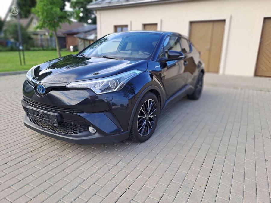 Black Toyota C-HR 2017 in Ukmerge, with an engine capacity of 1.80 L and mileage of 248 thousand km for 12780 €, photo 1 on AUTOMOTO.COM.LV