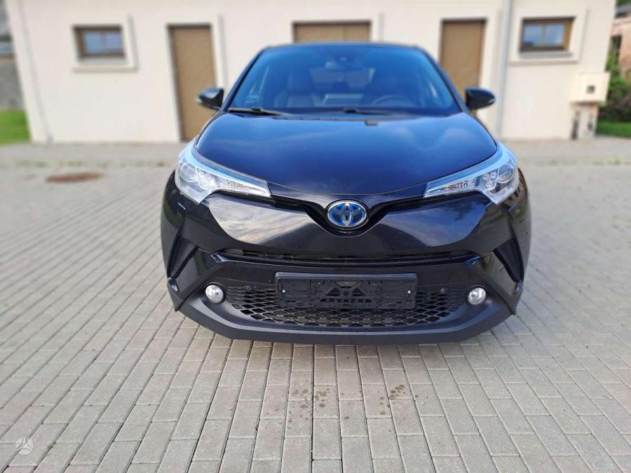 Black Toyota C-HR 2017 in Ukmerge, with an engine capacity of 1.80 L and mileage of 248 thousand km for 12780 €, photo 3 on AUTOMOTO.COM.LV