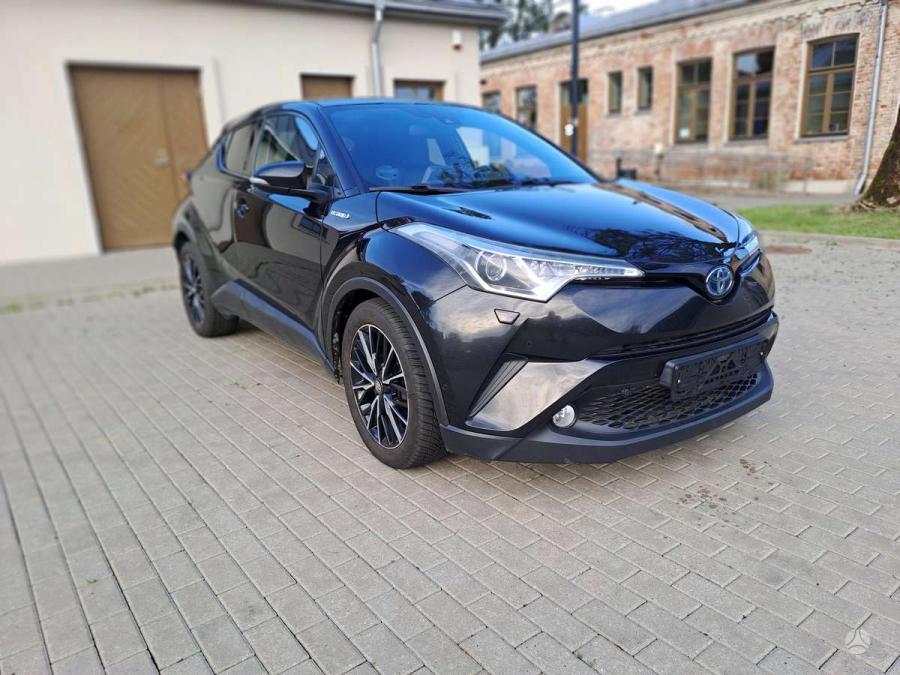 Black Toyota C-HR 2017 in Ukmerge, with an engine capacity of 1.80 L and mileage of 248 thousand km for 12780 €, photo 4 on AUTOMOTO.COM.LV