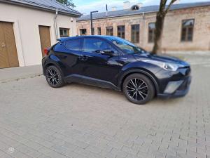 Black Toyota C-HR 2017 in Ukmerge, with an engine capacity of 1.80 L and mileage of 248 thousand km for 12780 €, photo 5 on AUTOMOTO.COM.LV