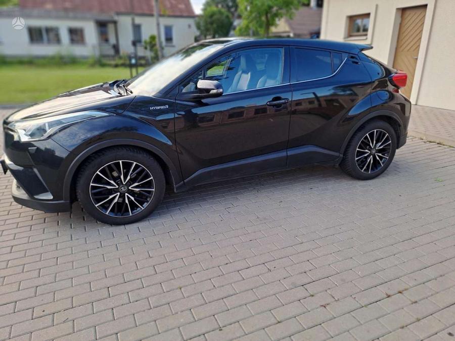 Black Toyota C-HR 2017 in Ukmerge, with an engine capacity of 1.80 L and mileage of 248 thousand km for 12780 €, photo 6 on AUTOMOTO.COM.LV