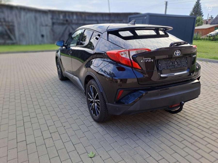 Black Toyota C-HR 2017 in Ukmerge, with an engine capacity of 1.80 L and mileage of 248 thousand km for 12780 €, photo 7 on AUTOMOTO.COM.LV