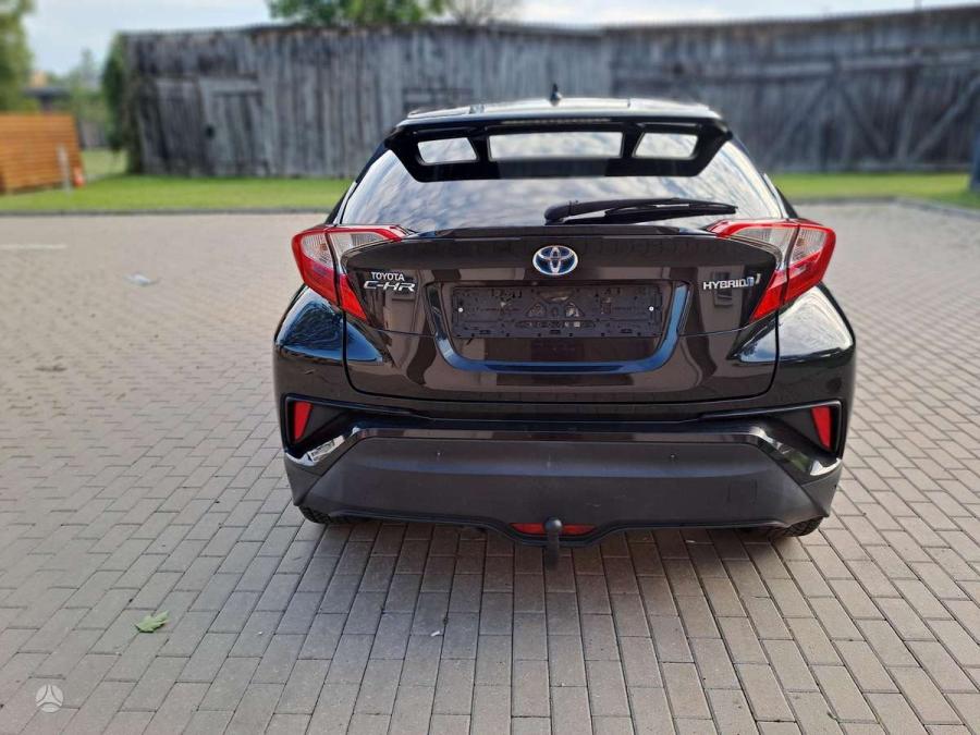 Black Toyota C-HR 2017 in Ukmerge, with an engine capacity of 1.80 L and mileage of 248 thousand km for 12780 €, photo 8 on AUTOMOTO.COM.LV