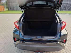 Black Toyota C-HR 2017 in Ukmerge, with an engine capacity of 1.80 L and mileage of 248 thousand km for 12780 €, photo 10 on AUTOMOTO.COM.LV