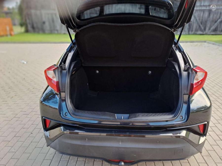 Black Toyota C-HR 2017 in Ukmerge, with an engine capacity of 1.80 L and mileage of 248 thousand km for 12780 €, photo 10 on AUTOMOTO.COM.LV