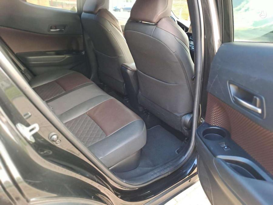Black Toyota C-HR 2017 in Ukmerge, with an engine capacity of 1.80 L and mileage of 248 thousand km for 12780 €, photo 11 on AUTOMOTO.COM.LV