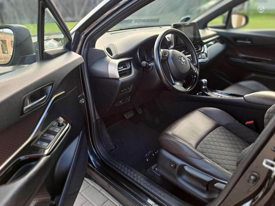 Black Toyota C-HR 2017 in Ukmerge, with an engine capacity of 1.80 L and mileage of 248 thousand km for 12780 €, photo 13 on AUTOMOTO.COM.LV