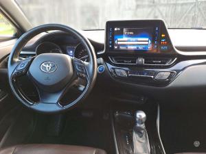 Black Toyota C-HR 2017 in Ukmerge, with an engine capacity of 1.80 L and mileage of 248 thousand km for 12780 €, photo 16 on AUTOMOTO.COM.LV