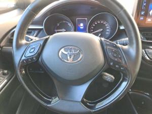 Black Toyota C-HR 2017 in Ukmerge, with an engine capacity of 1.80 L and mileage of 248 thousand km for 12780 €, photo 17 on AUTOMOTO.COM.LV