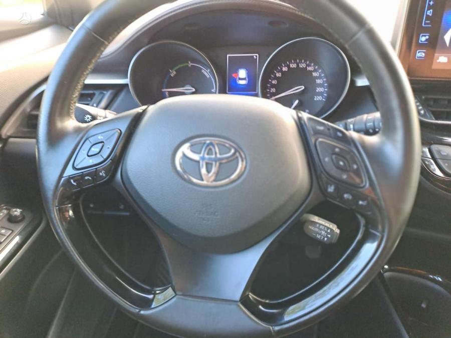 Black Toyota C-HR 2017 in Ukmerge, with an engine capacity of 1.80 L and mileage of 248 thousand km for 12780 €, photo 17 on AUTOMOTO.COM.LV