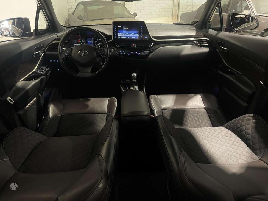 Черный Тойота C-HR 2017 в Клайпеда, объемом двигателя 1.80 л и пробегом 177 тыс. км за 16000 €, фото 11 на AUTOMOTO.COM.LV
