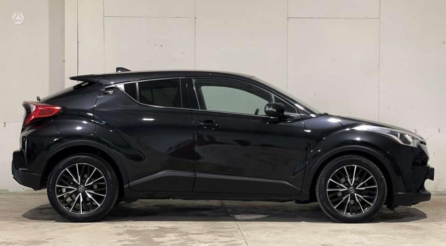 Черный Тойота C-HR 2017 в Клайпеда, объемом двигателя 1.80 л и пробегом 177 тыс. км за 16000 €, фото 25 на AUTOMOTO.COM.LV