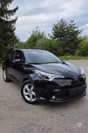 Melns Toyota C-HR 2017 Kauņa, ar dzinēja tilpumu 1.80 L un nobraukumu 134 tūkst. km par 14900 €, foto  vietnē AUTOMOTO.COM.LV