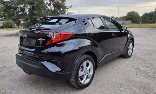 Black Toyota C-HR 2017 in Kaunas, with an engine capacity of 1.80 L and mileage of 134 thousand km for 14900 €, photo 5 on AUTOMOTO.COM.LV