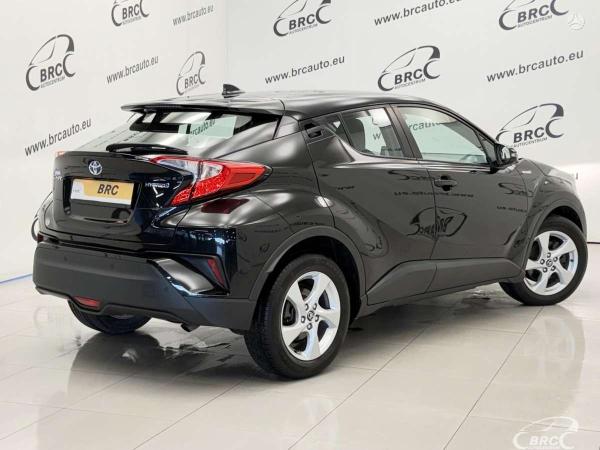 Black Toyota C-HR 2017 in Vilnius, with an engine capacity of 1.80 L and mileage of 149 thousand km for 15500 €, photo 4 on AUTOMOTO.COM.LV