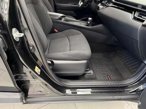 Black Toyota C-HR 2017 in Vilnius, with an engine capacity of 1.80 L and mileage of 149 thousand km for 15500 €, photo 8 on AUTOMOTO.COM.LV
