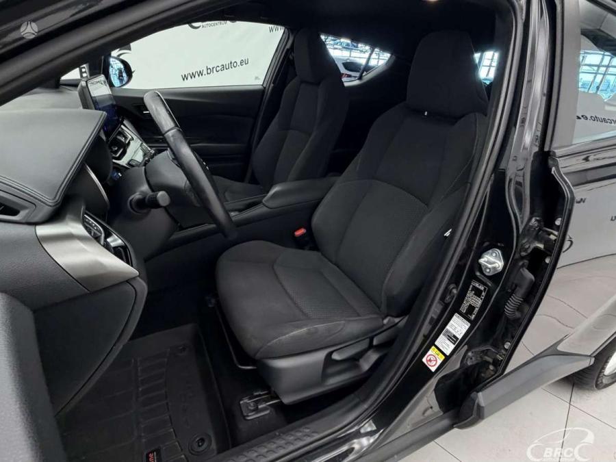 Melns Toyota C-HR 2017 Viļņa, ar dzinēja tilpumu 1.80 L un nobraukumu 149 tūkst. km par 15500 €, foto 24 vietnē AUTOMOTO.COM.LV