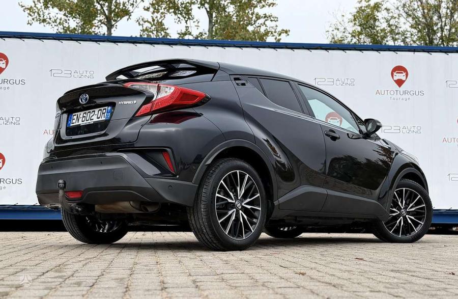 Black Toyota C-HR 2017 in Taurage, with an engine capacity of 1.80 L and mileage of 168 thousand km for 14800 €, photo 3 on AUTOMOTO.COM.LV