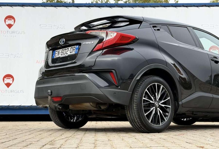 Black Toyota C-HR 2017 in Taurage, with an engine capacity of 1.80 L and mileage of 168 thousand km for 14800 €, photo 4 on AUTOMOTO.COM.LV