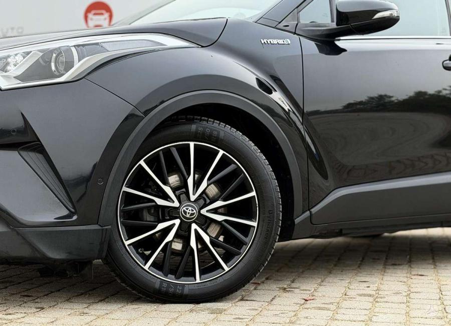 Black Toyota C-HR 2017 in Taurage, with an engine capacity of 1.80 L and mileage of 168 thousand km for 14800 €, photo 12 on AUTOMOTO.COM.LV