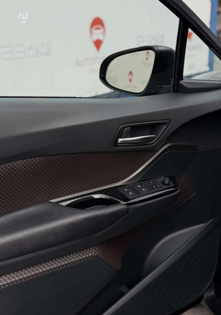 Black Toyota C-HR 2017 in Taurage, with an engine capacity of 1.80 L and mileage of 168 thousand km for 14800 €, photo 37 on AUTOMOTO.COM.LV