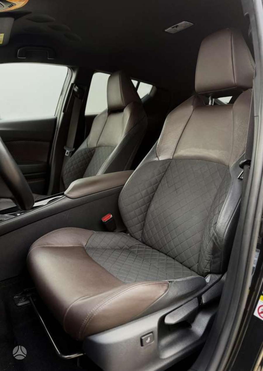 Black Toyota C-HR 2017 in Taurage, with an engine capacity of 1.80 L and mileage of 168 thousand km for 14800 €, photo 38 on AUTOMOTO.COM.LV