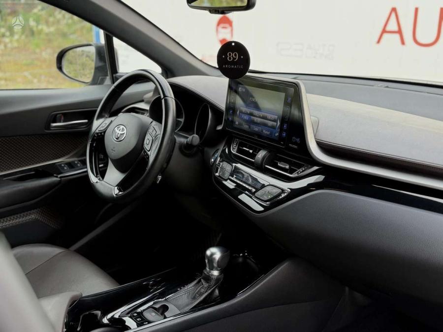 Black Toyota C-HR 2017 in Taurage, with an engine capacity of 1.80 L and mileage of 168 thousand km for 14800 €, photo 44 on AUTOMOTO.COM.LV