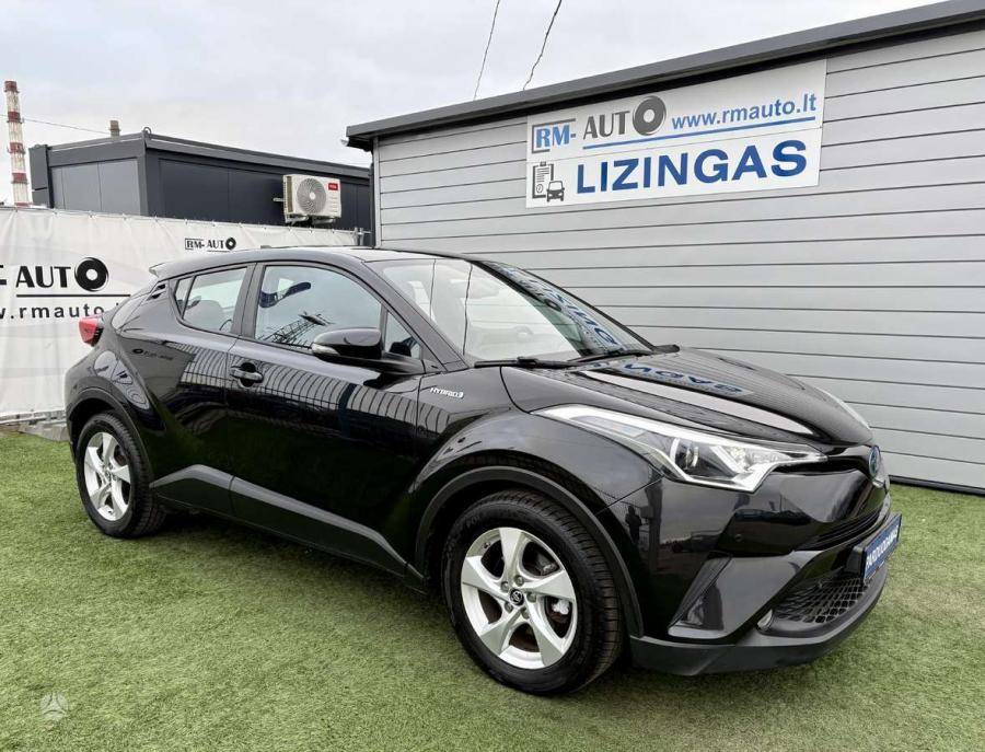 Black Toyota C-HR 2018 in Panevezys, with an engine capacity of 1.80 L and mileage of 142 thousand km for 14990 €, photo 4 on AUTOMOTO.COM.LV