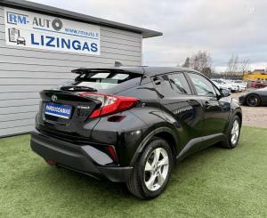 Black Toyota C-HR 2018 in Panevezys, with an engine capacity of 1.80 L and mileage of 142 thousand km for 14990 €, photo 6 on AUTOMOTO.COM.LV