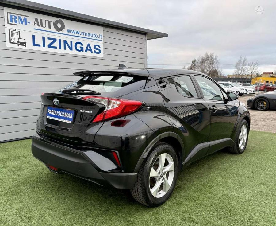 Black Toyota C-HR 2018 in Panevezys, with an engine capacity of 1.80 L and mileage of 142 thousand km for 14990 €, photo 6 on AUTOMOTO.COM.LV
