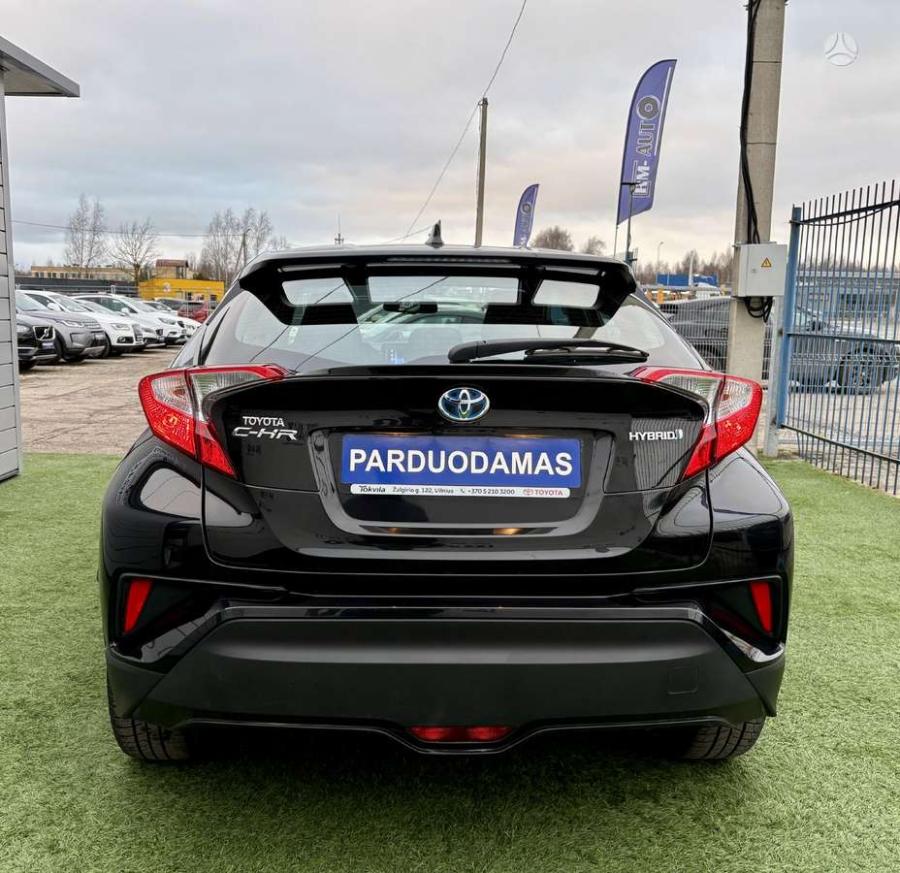 Black Toyota C-HR 2018 in Panevezys, with an engine capacity of 1.80 L and mileage of 142 thousand km for 14990 €, photo 7 on AUTOMOTO.COM.LV