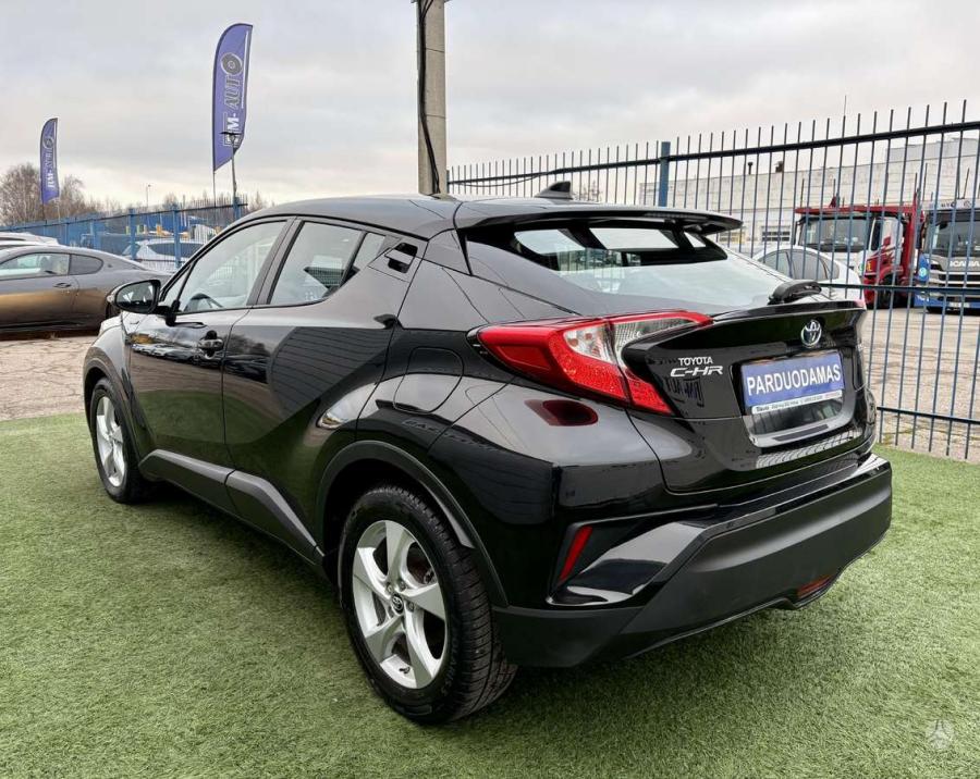 Black Toyota C-HR 2018 in Panevezys, with an engine capacity of 1.80 L and mileage of 142 thousand km for 14990 €, photo 8 on AUTOMOTO.COM.LV