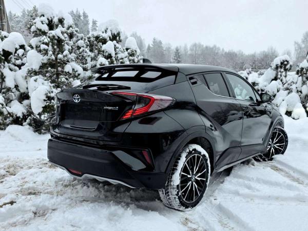 Black Toyota C-HR 2018 in Utena, with an engine capacity of 1.80 L and mileage of 123 thousand km for 15700 €, photo 3 on AUTOMOTO.COM.LV