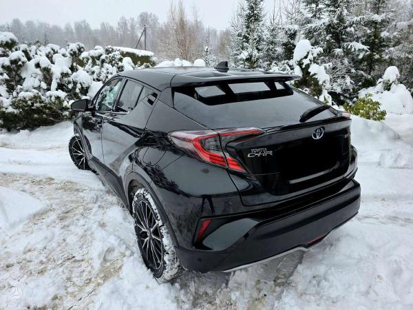 Black Toyota C-HR 2018 in Utena, with an engine capacity of 1.80 L and mileage of 123 thousand km for 15700 €, photo 4 on AUTOMOTO.COM.LV