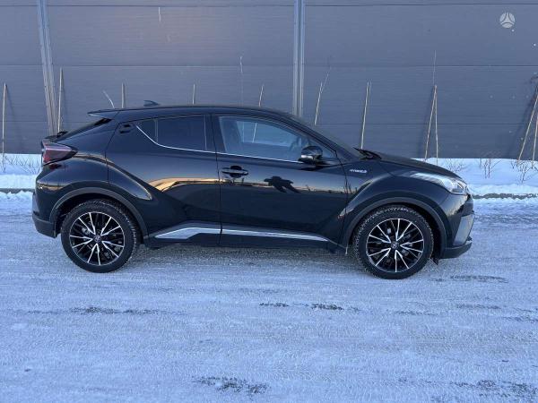 Black Toyota C-HR 2018 in Vilnius, with an engine capacity of 1.80 L and mileage of 155 thousand km for 17300 €, photo 2 on AUTOMOTO.COM.LV