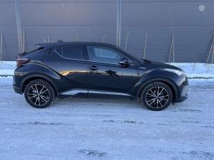 Melns Toyota C-HR 2018 Viļņa, ar dzinēja tilpumu 1.80 L un nobraukumu 155 tūkst. km par 17300 €, foto 2 vietnē AUTOMOTO.COM.LV
