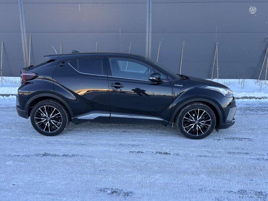 Melns Toyota C-HR 2018 Viļņa, ar dzinēja tilpumu 1.80 L un nobraukumu 155 tūkst. km par 17300 €, foto 2 vietnē AUTOMOTO.COM.LV