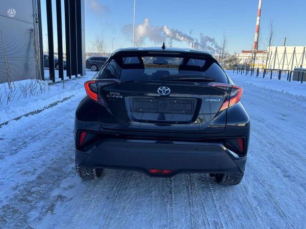 Black Toyota C-HR 2018 in Vilnius, with an engine capacity of 1.80 L and mileage of 155 thousand km for 17300 €, photo 4 on AUTOMOTO.COM.LV